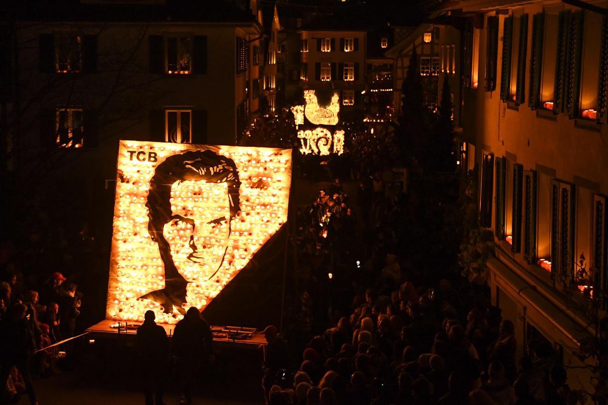 Impressionen der Räbechilbi: Zehntausende Räben verwandeln Richterswil ...
