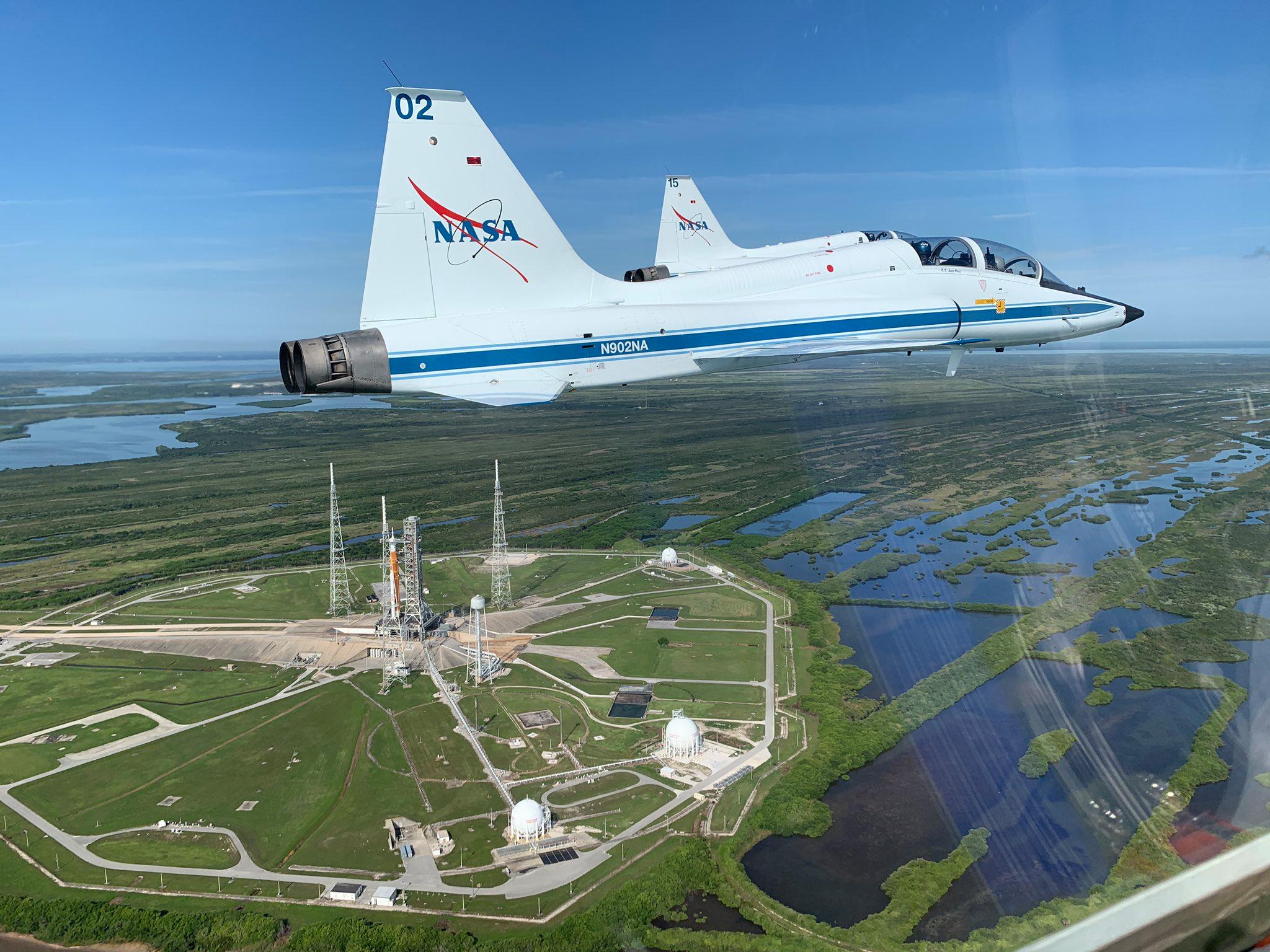 Des astronautes survolent en jet la fusée Artemis - Le Matin