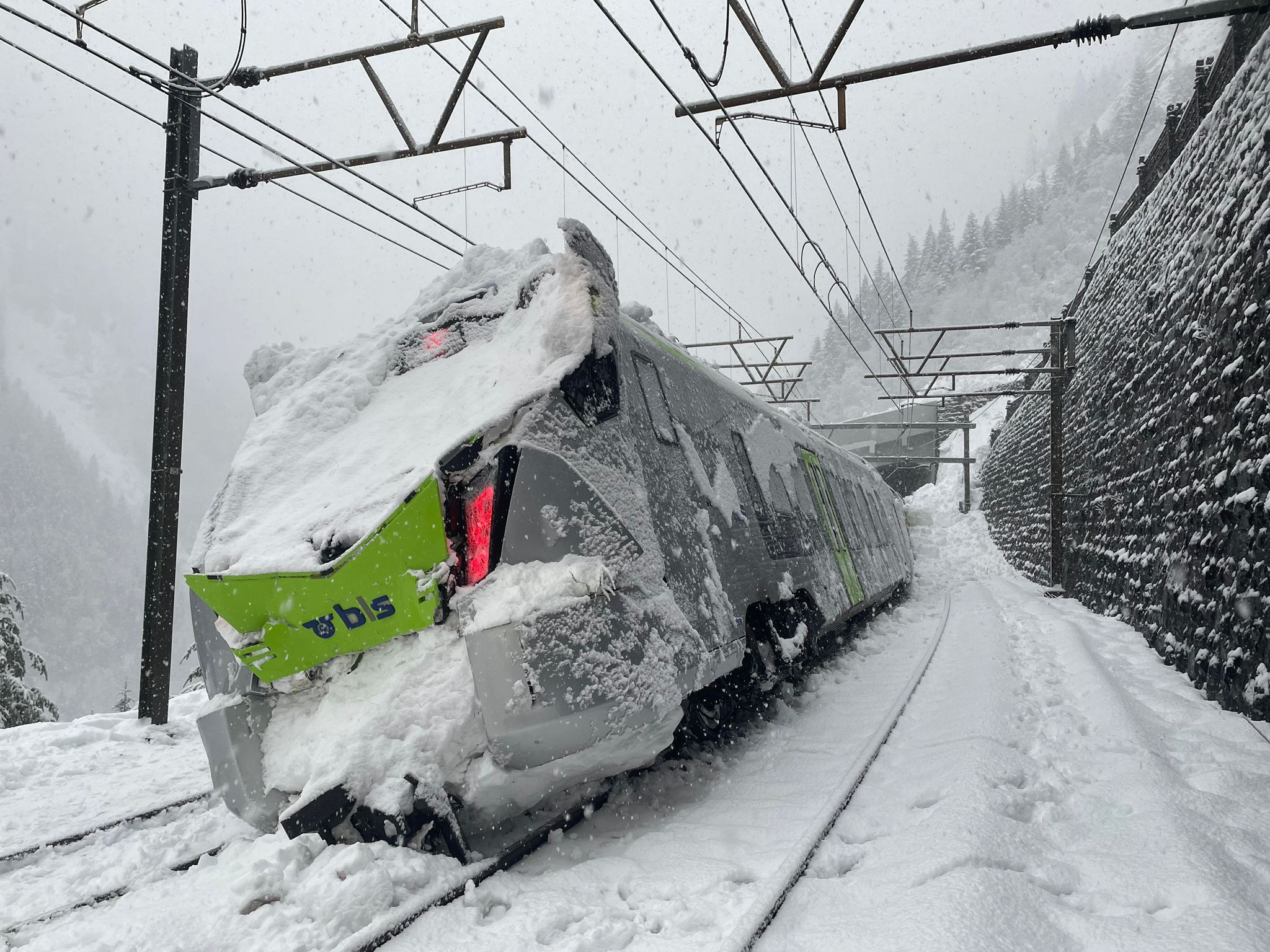 Autoverlad Kandersteg-Goppenstein: BLS nimmt Betrieb wieder auf
