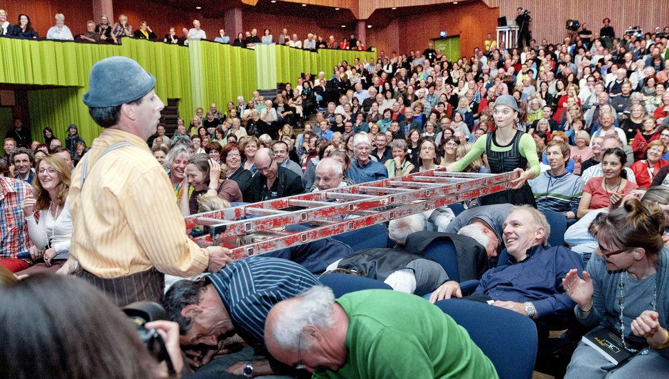 Wo sich das Publikum vor den Clowns und der Leiter verbeugt | Berner ...