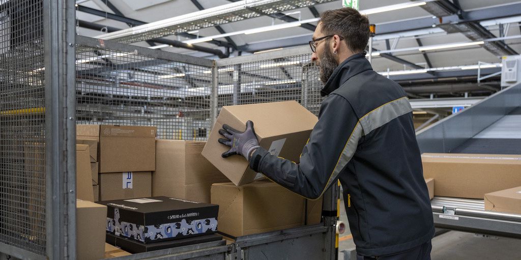 Änderung auf Anfang 2024: Post erhöht Preise für Briefe und Pakete