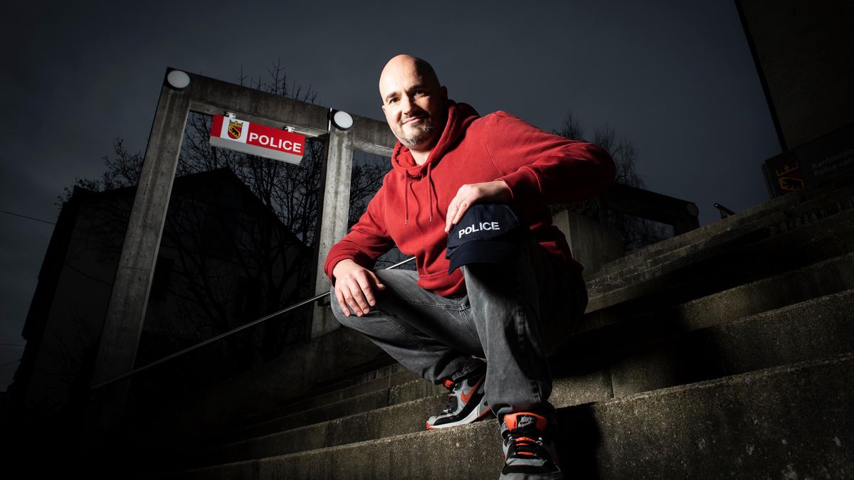 Bienne: Le policier rappeur monte sur scène - Le Matin