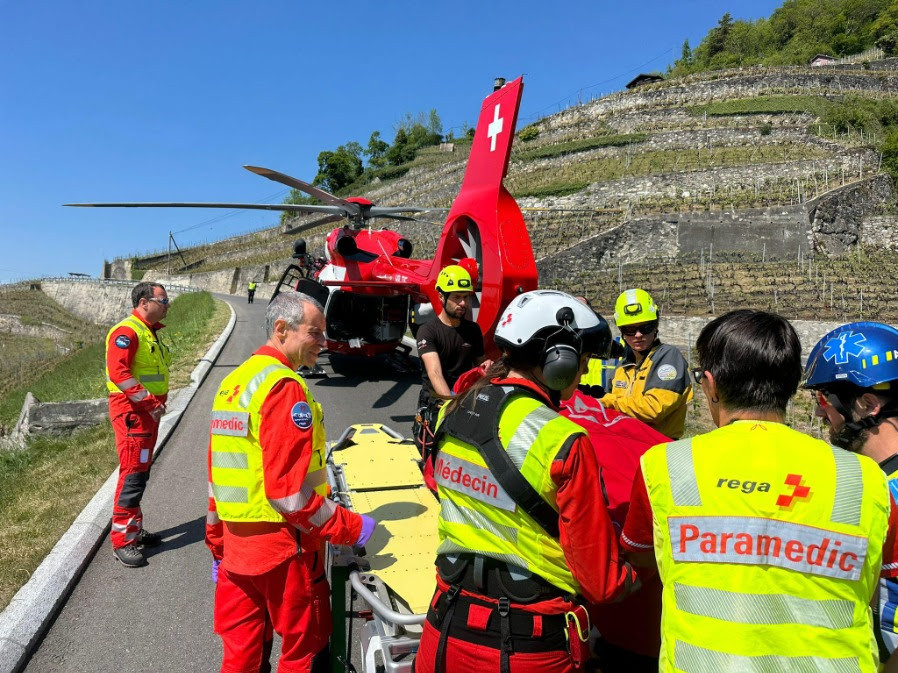 Sauvetage périlleux: La Rega secourt un bûcheron sous les