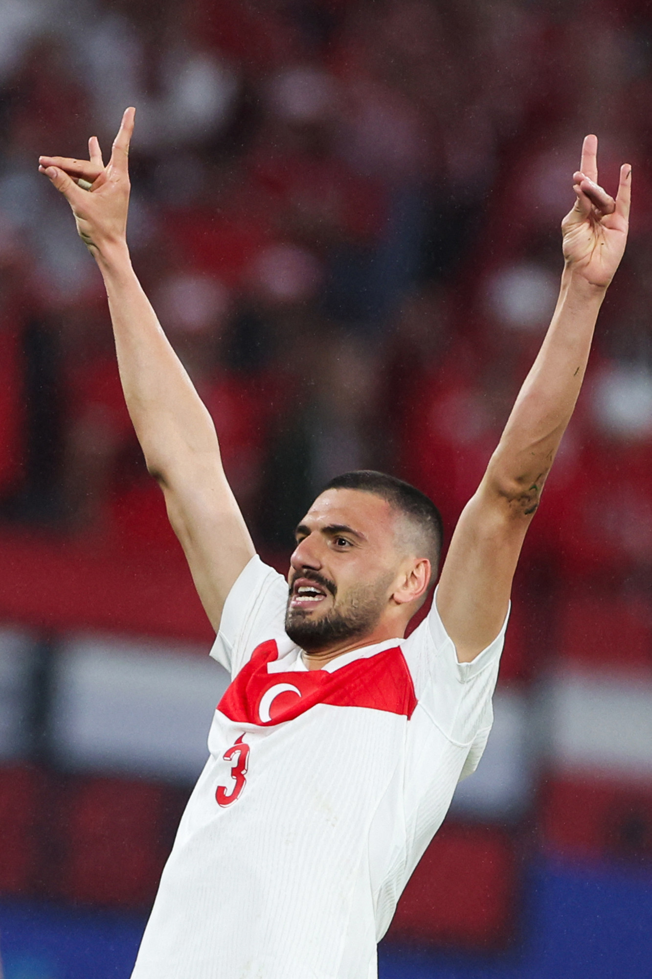 Merih Demiral jubelt mit Wolfsgruss: Eine Geste, die spaltet | Tages ...