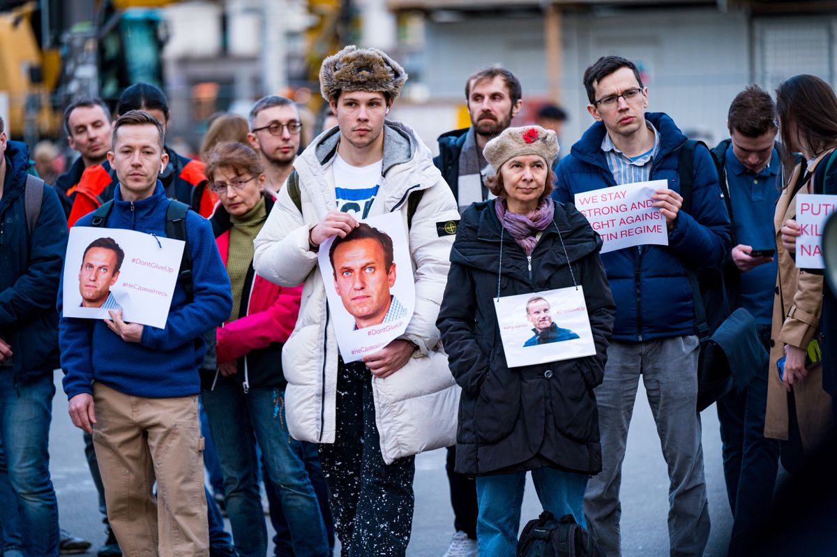 Tod von Nawalny: Hunderte gedenken in Zürich Alexei Nawalnys | Tages ...