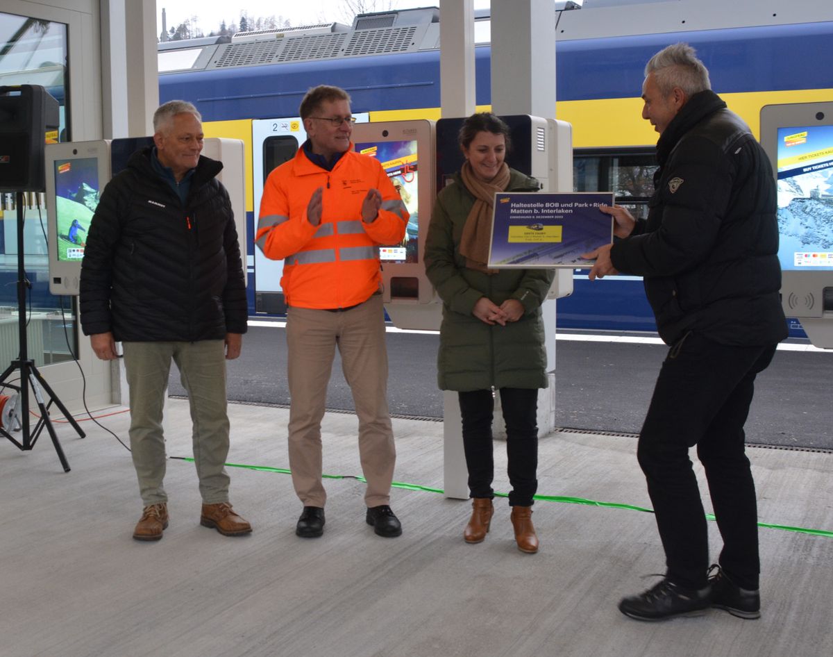 Neuer Shuttle eingeweiht: Grosser Bahnhof in Matten | Berner Zeitung