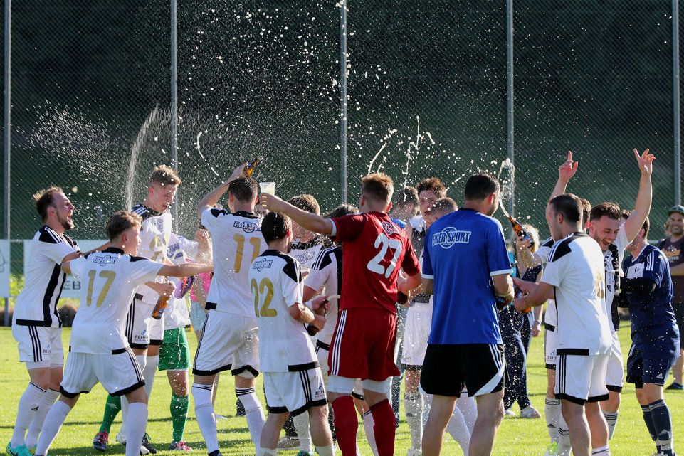 Tränen hier, Bierduschen da | Berner Zeitung