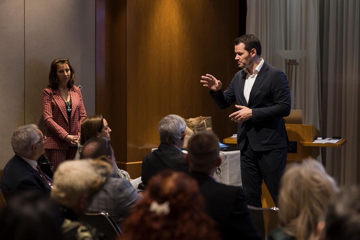 Politique genevoise: Pierre Maudet en campagne devant les petits ...