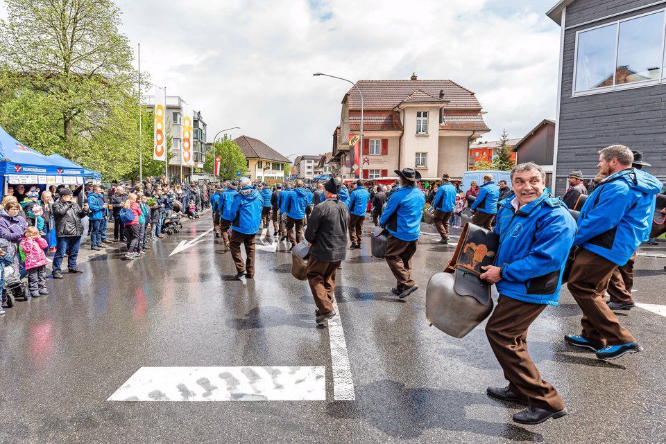 Grauer Tag, bunter Umzug | Berner Zeitung