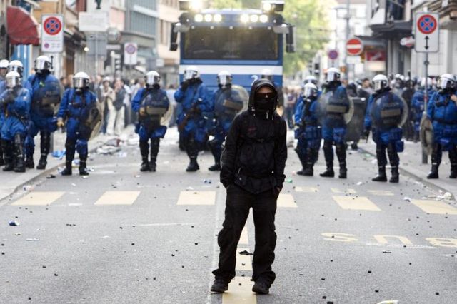 Der Schwarze Block blockiert die Polizei | Tages-Anzeiger