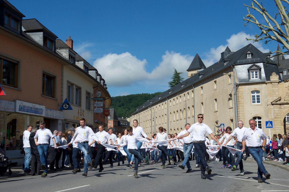 Luxemburg: Wieder tausende Pilger bei Echternacher Springprozession - L ...