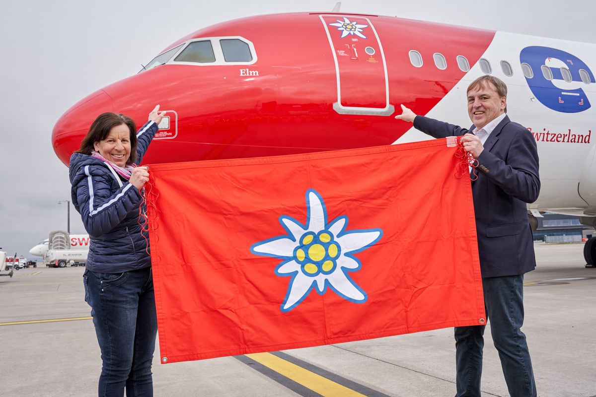 Am Flughafen Zürich: Vreni Schneider tauft Edelweiss-Jet auf «Elm ...