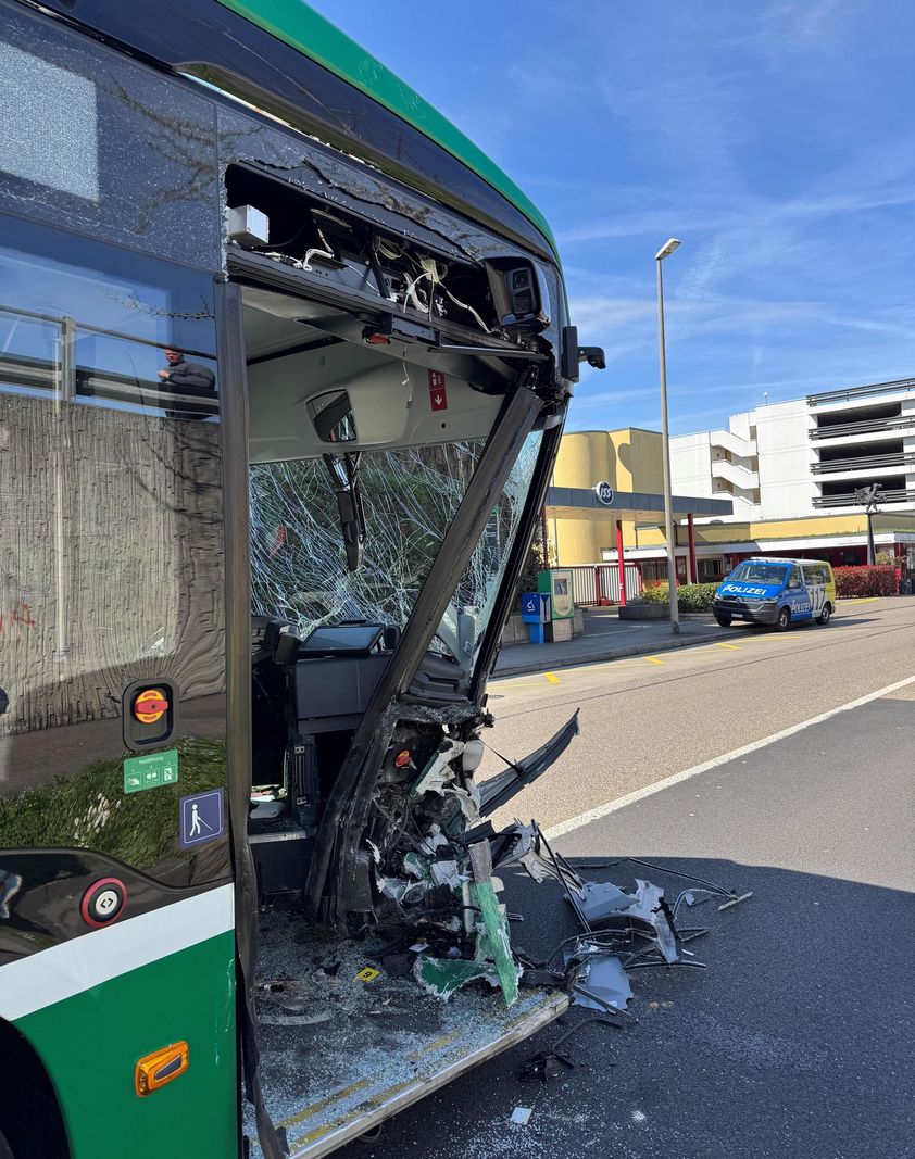 BVB-Chauffeur bei Unfall in Basel verletzt | Basler Zeitung