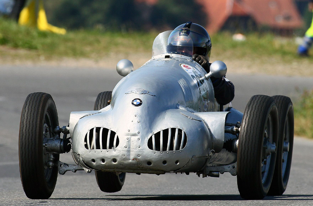 Alte Rennwagen auf dem Flugplatz | Berner Zeitung