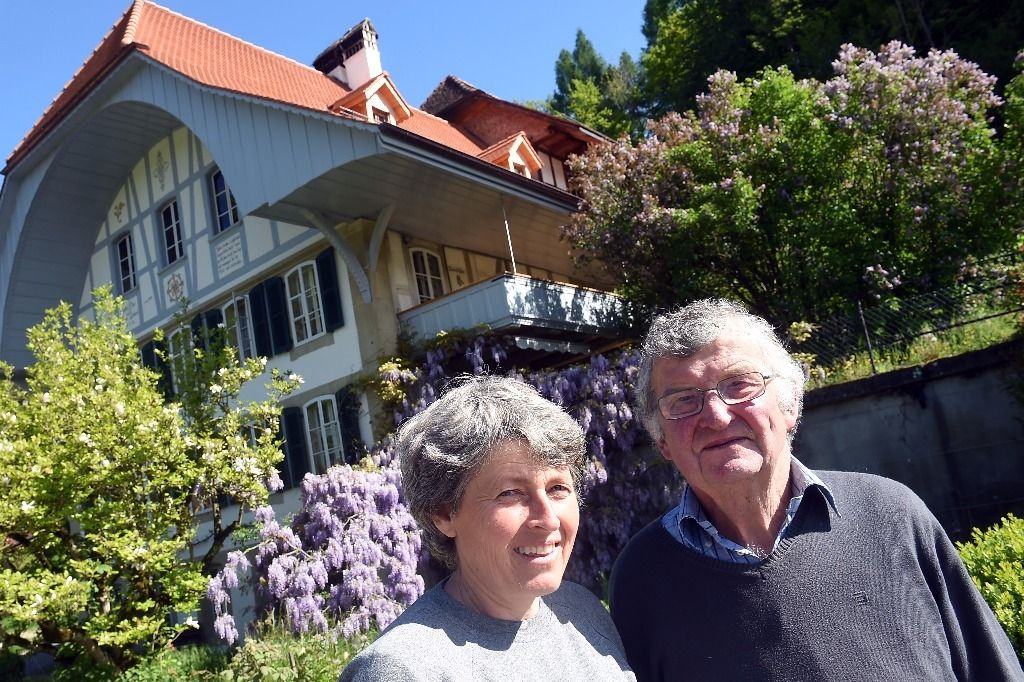 Zwei Frauen teilen sich Hecht