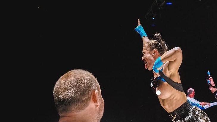 «Je n'ai jamais vu ça auparavant»: Une boxeuse célèbre sa victoire d ...