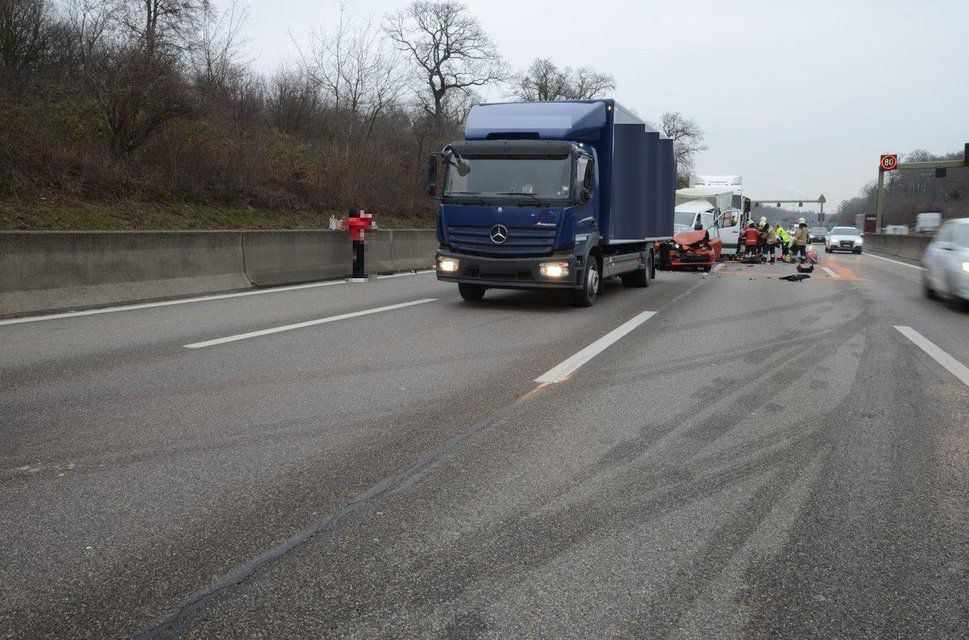Schwerer Unfall blockiert Autobahn bei Basel | Basler Zeitung