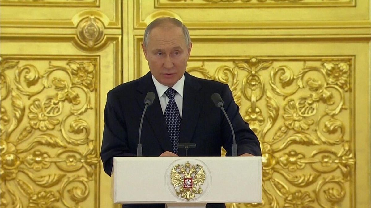 Video: Peinliche Stille – hier wartet Putin vergeblich auf Applaus - L ...