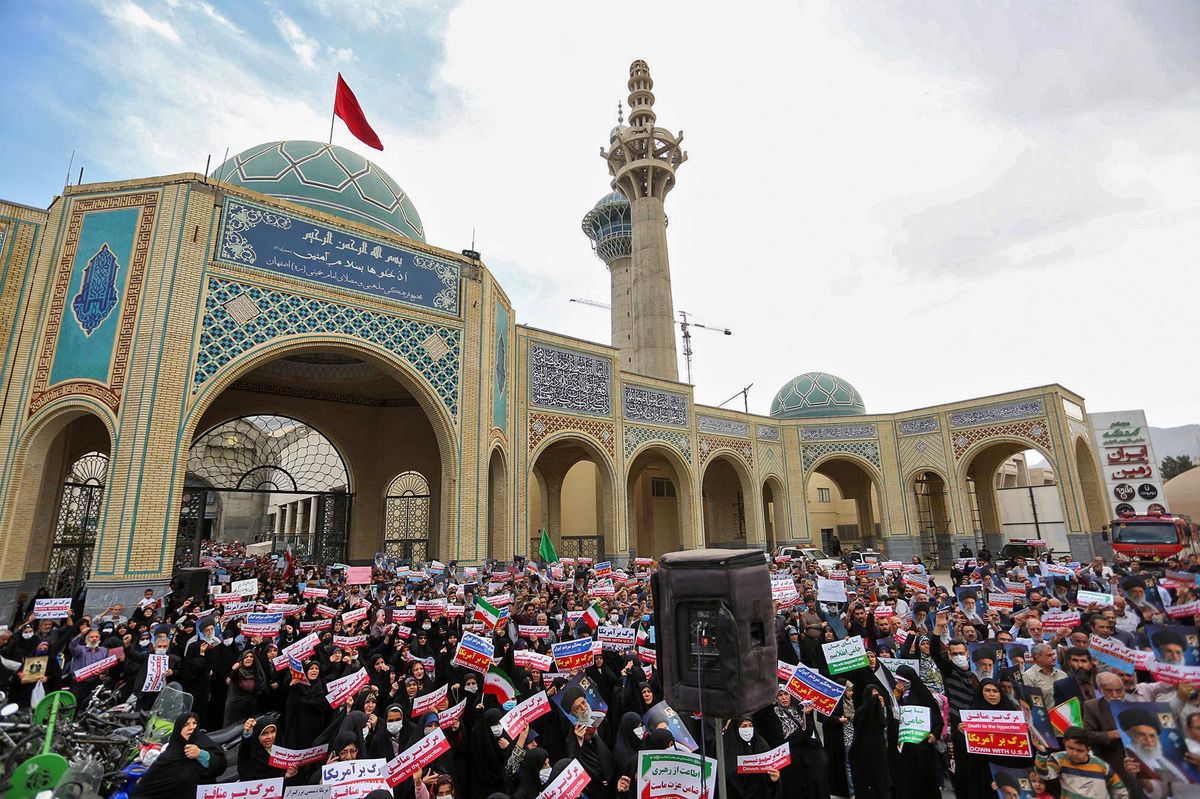 Iran: Des milliers de manifestants condamnent l’attentat de Chiraz - Le ...