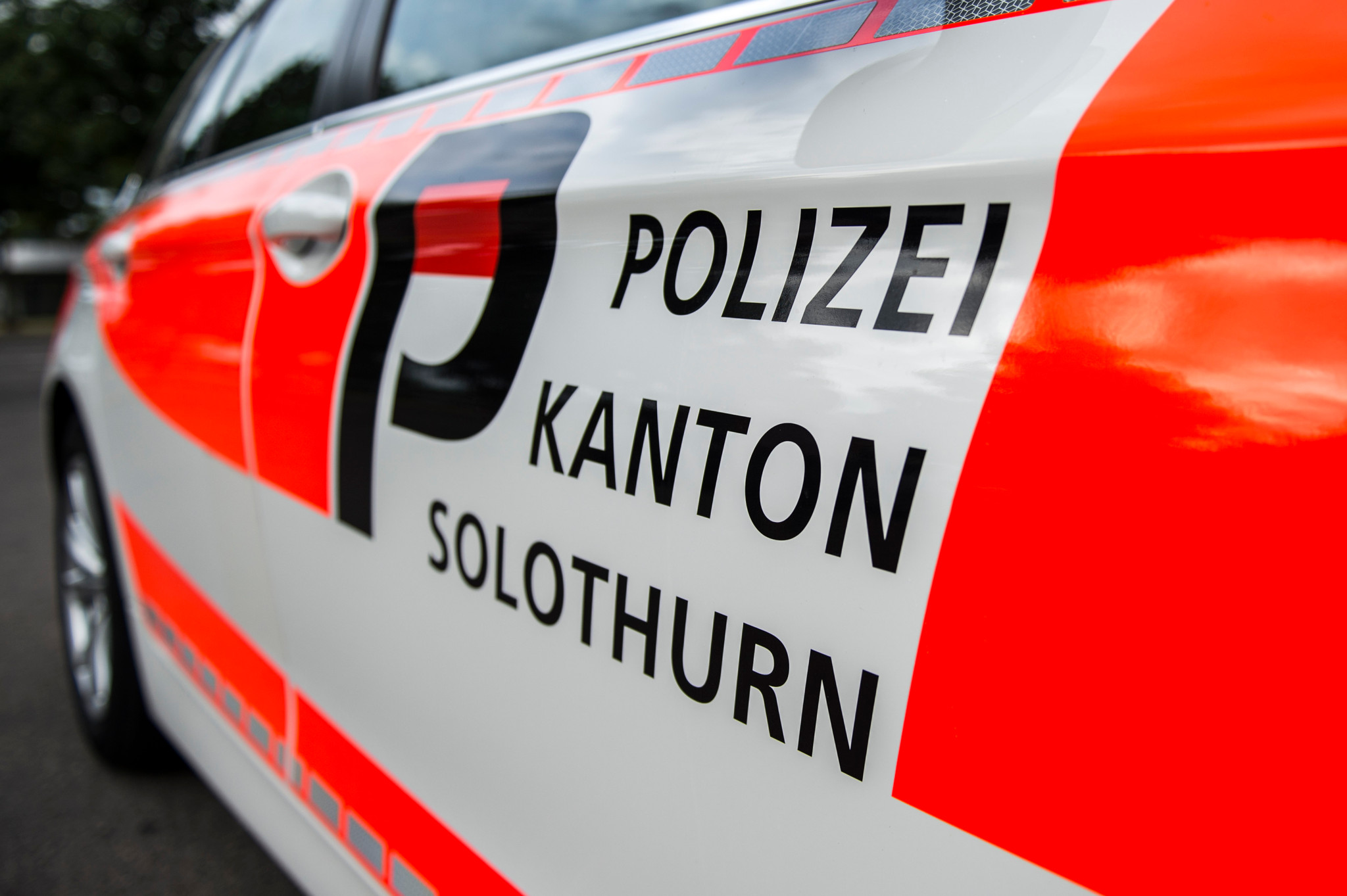 Nunningen: un car postal s’encastre dans une banque Raiffeisen