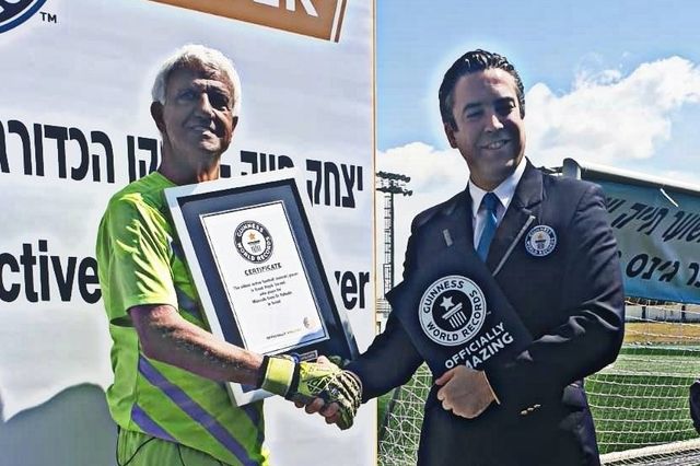 Mit 73 ist er der älteste Fussballprofi der Welt | Basler Zeitung