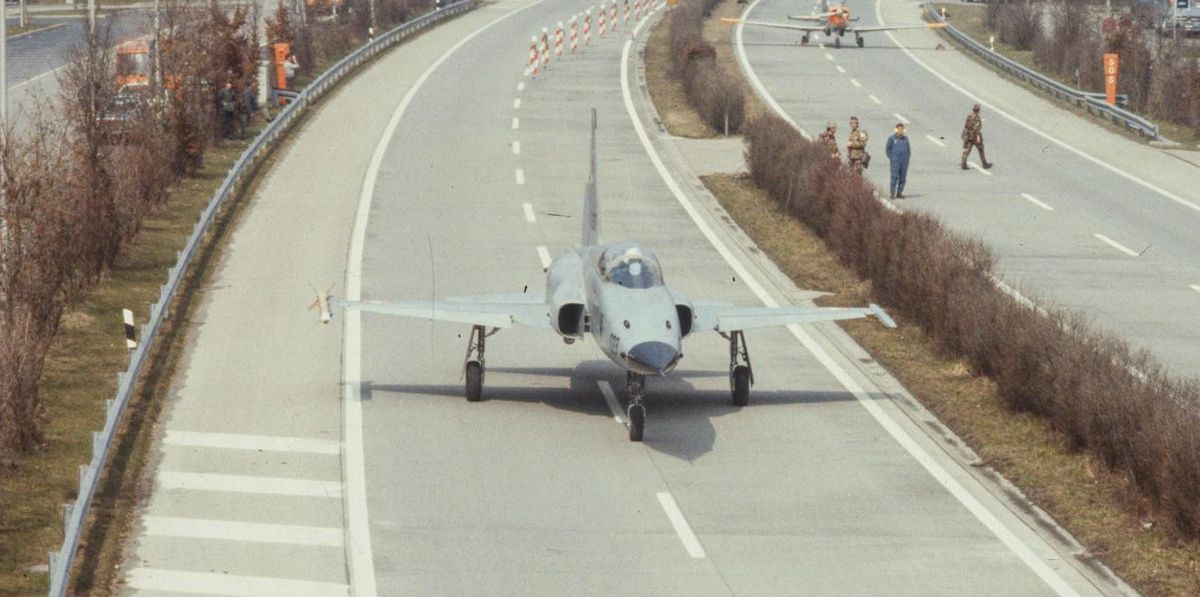 Autobahn A1 als Landebahn: Luftwaffe prüft Sperrung für Kampfjet ...