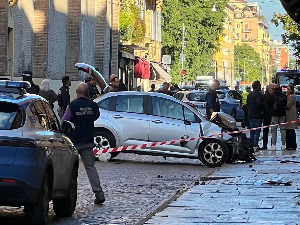 Modena: Auto rast in Menschenmenge, sieben Verletzte
