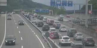 Unfall auf der A6: Töfflenker prallt im Ostring in Heckscheibe eines ...