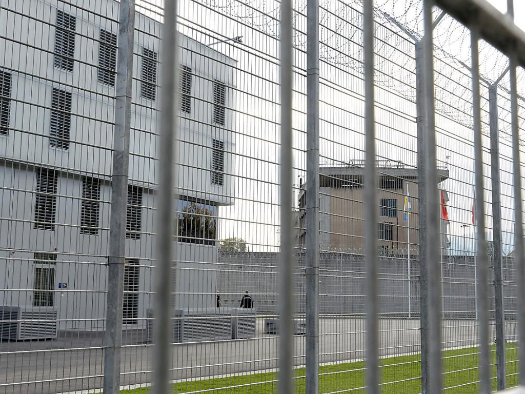 Prison de Champ-Dollon: Les détenus dénoncent leurs conditions dans une ...